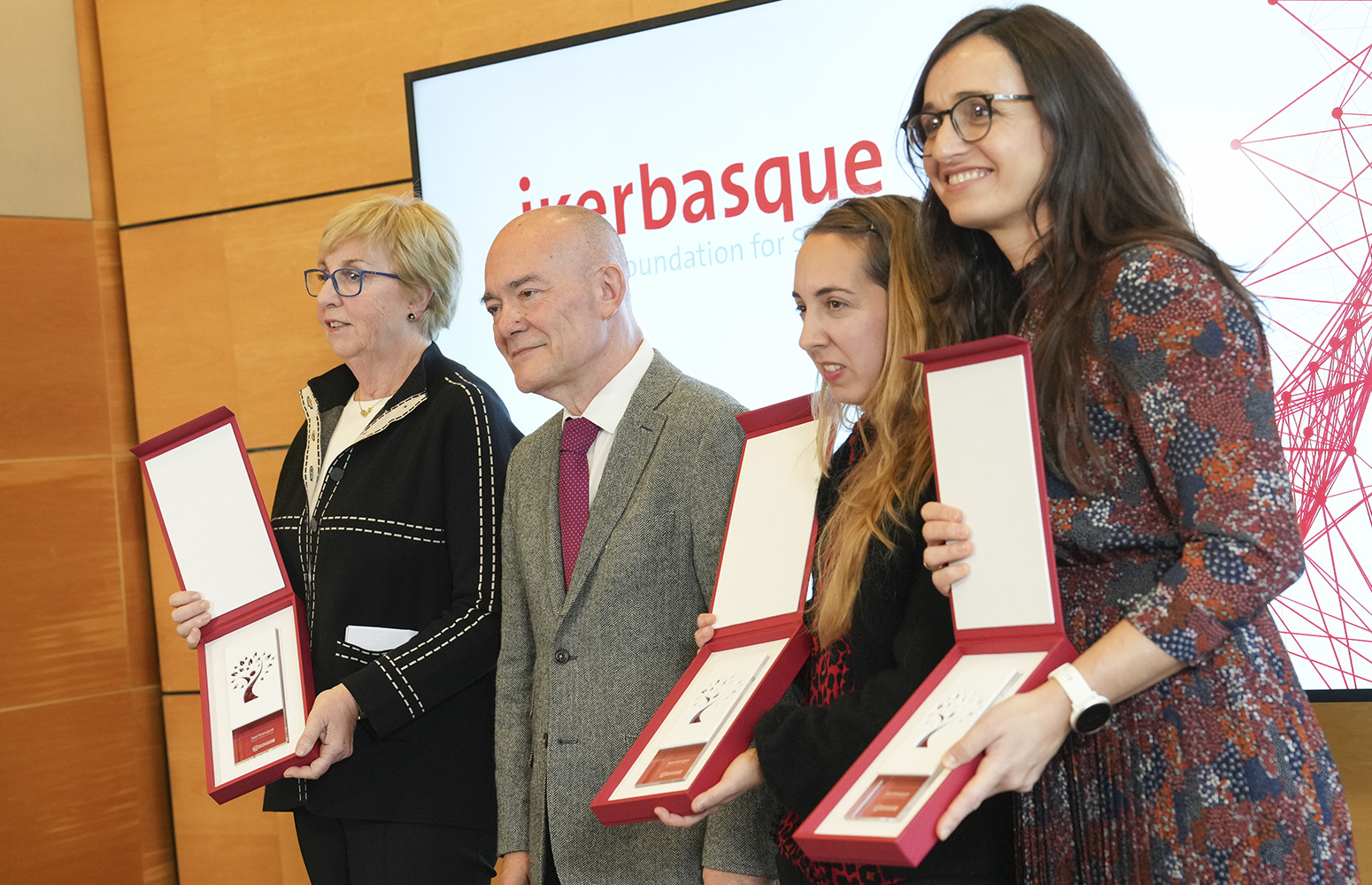 Ikerbasque premia a las investigadoras de la UPV/EHU Carmen González ...